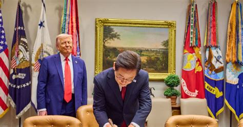 이재명 만년필 탐낸 트럼프…李 즉석 선물에 활짝