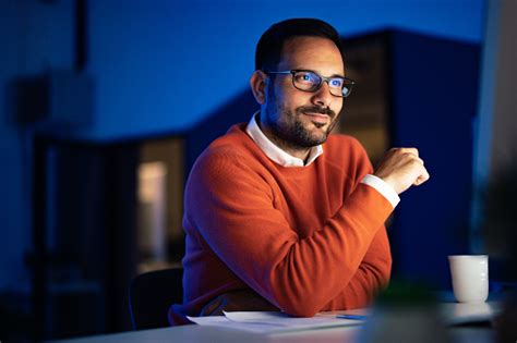 컴퓨터를 사용하여 사무실에서 혼자 일하는 야심 찬 남자 30 34세에 대한 스톡 사진 및 기타 이미지 30 34세 남자 남자 사업가 Istock