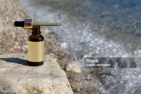 바다를 배경으로 바위에 혈청 병과 피펫 화장품에 대한 모형 아름답고 건강한 피부를 위한 스킨케어 에센스 빈 레이블 바다에 대한