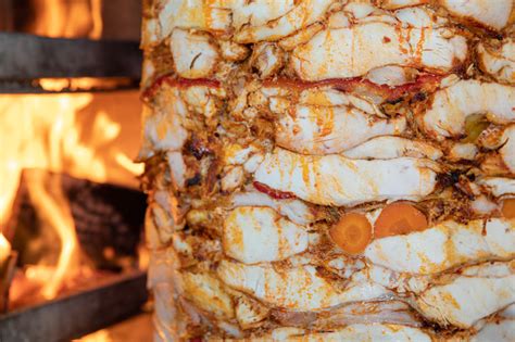 전통적인 터키 치킨 도너 케밥 고기 샤와르마 또는 자이로 건강에 좋지 않은 음식에 대한 스톡 사진 및 기타 이미지 건강에 좋지 않은 음식 고기 구운 치킨 Istock