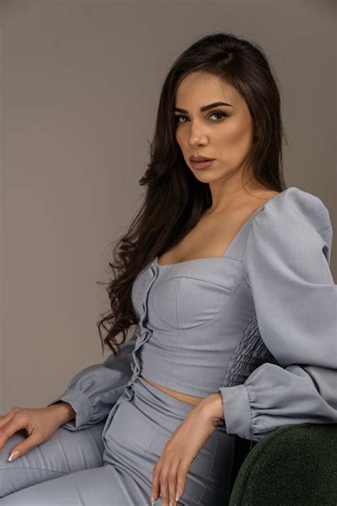 실내 고상한 고요한 긴 머리 라벤더 럭셔리한 매우 복잡한 모델 미니멀리스트 복장 부드러운 조명 수정하다 스타일 스타일리시한 스튜디오 시크한