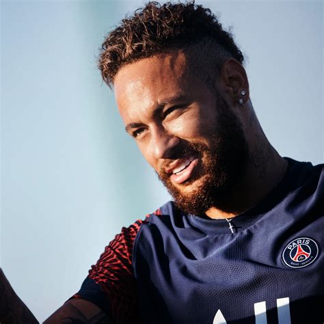 Neymar Mira T Tulo Da Liga Dos Campe Es E Bola De Ouro Rw Cast