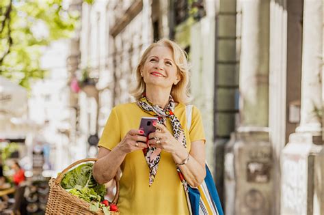 길거리에서 식료품과 휴대 전화로 가득 찬 쇼핑 바구니를 가진 노인 여성 노인에 대한 스톡 사진 및 기타 이미지 노인 농산물 직판장 시장 소매점 Istock