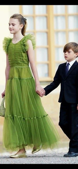 스웨덴 왕세녀 빅토리아가 막스마라 마누엘라코트를 에스텔 공주와 시밀러 룩으로코트 막스마라 마누엘라그린색 드레스 Handm 왕실 패밀리가 착용하니 Handm도 엄청 고급지네요
