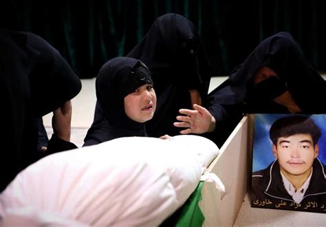 آخرین خداحافظی دختر خردسال شهید خاوری با پدر عکس تسنیم