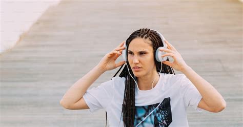 머리띠를 한 혼혈 소녀는 헤드폰으로 음악을 듣고 농구공에 앉아 있다 오디오 스포츠 및 실제 사람들 사진 Unsplash의 One Woman Only 이미지