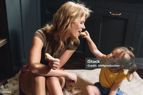 어린 어머니와 함께 쿠키를 먹고 장난을 치는 유치원 딸 딸은 엄마를 대접합니다 부엌에서 가족 시간 2 3 살에 대한 스톡 사진 및 기타 이미지 Istock