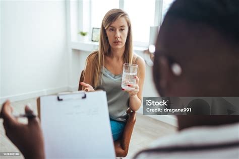 돌보는 아프리카 계 미국인 심리 치료사가 그의 사무실에서 치료 세션 중에 젊은 여성을 위로합니다 25 29세에 대한 스톡 사진 및 기타 이미지 Istock