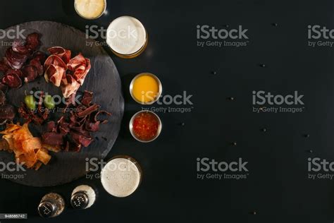 블랙에 맛 있는 썬된 모듬된 고기 맥주 소스와 향신료의 안경의 상위 뷰 0명에 대한 스톡 사진 및 기타 이미지 0명 검정색 배경 고기 Istock