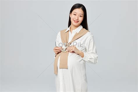 아기 장난감을 들고 임신한 여자 사진 무료 다운로드 Lovepik