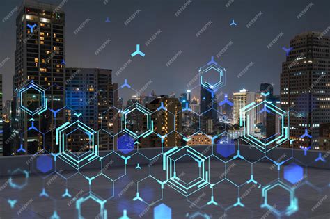 콘크리트 테라스가 있는 옥상 방콕의 밤 스카이라인 신기술을 적용하여 비즈니스 프로세스를 최적화하는 첨단 디지털 홀로그램 도심