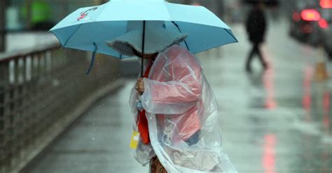 포토 우산 쓰고 비옷 입고