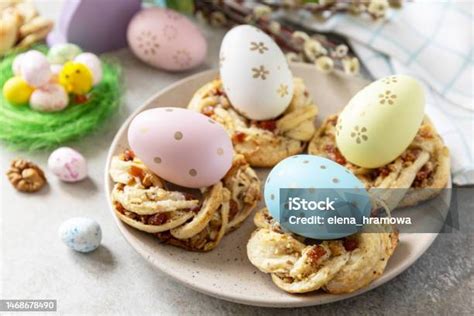 부활절 구성 달콤한 이탈리아 부활절 빵 퍼프 페이스 트리와 돌 배경에 염색 계란에서 반지 부활절 달걀에 대한 스톡 사진 및 기타