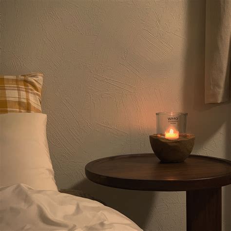 인아트 고객 후기 사진 📷 월넛 색상 특유의 묵직하고 안정적인 컬러감에 캔들의 일렁이는 불빛이 만나 고혹적인 분위기를 자아내고 있는 후기 사진입니다 위 고객님처럼 소파