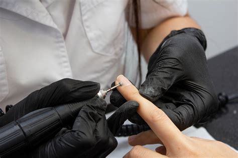 매니큐어 과정 한 여성이 여자의 손과 손톱에 작용 합니다 클로즈업 가꿔주기에 대한 스톡 사진 및 기타 이미지 가꿔주기 매니큐어 미용술 매니큐어 화장품 Istock