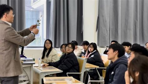 药学院香泉珍药社顺利开展药用植物标本制作活动 湖北科技学院新闻网 药学院香泉珍药社顺利开展药用植物标本制作活动 湖北科技学院新闻网