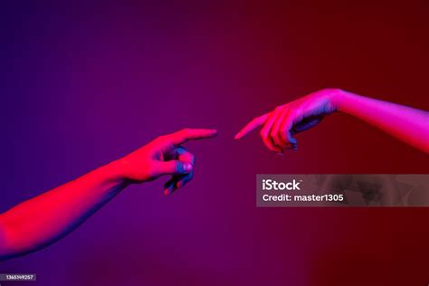 네온 빛에 보라색 배경에 고립 된 서로를 만지려고 두 인간의 손 인간 관계 공동체 단합 상징 문화 및 역사의 개념 네온에 대한 스톡 사진 및 기타 이미지 Istock