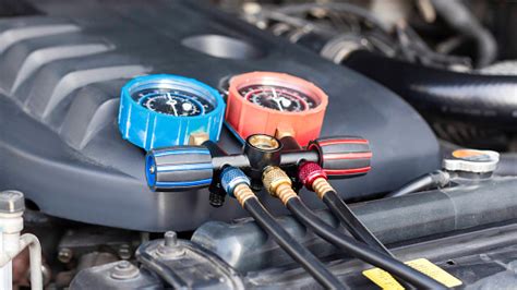 자동차 에어컨 검사 서비스 누출 감지 충전 냉매 전문 기술자에 의해 자동차의 장치 및 미터 액체 냉각 차에 대한 스톡 사진 및 기타 이미지 Istock