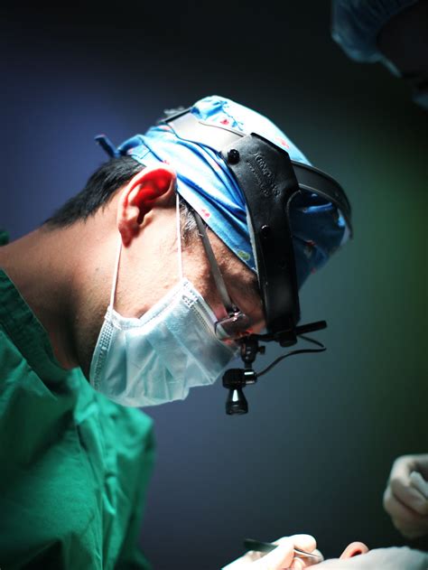 디바성형외과 성형외과 통한 중년 눈성형 노화 정도와 피부 상태 종합적으로 고려해야 베이비붐 시대에