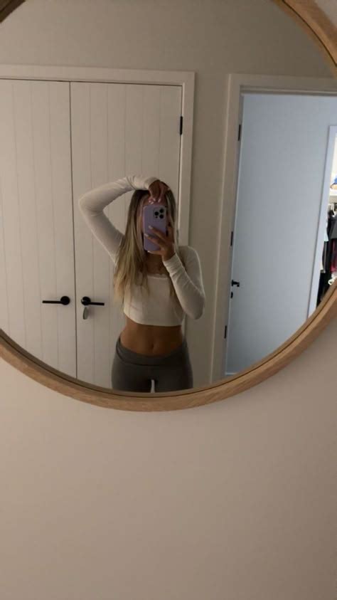 Mirror Selfie Blonde