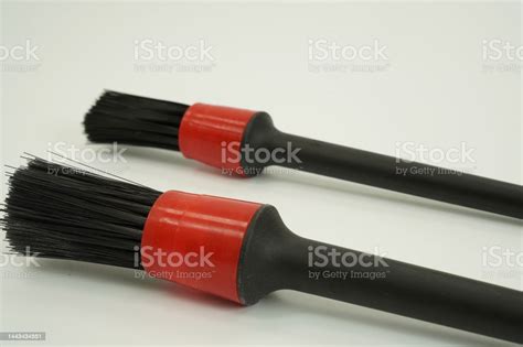 이미지는 흰색 배경에 컴퓨터 장비를 청소하기위한 대형 및 중형 먼지 브러시를 보여줍니다 0명에 대한 스톡 사진 및 기타 이미지 0명 가사 집안일 가정용 장비 Istock