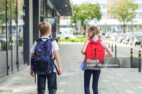 학교로 돌아 가기 아이들은 공부를 위해 학교에 간다 학교 수업의 시작 뒷모습 2명에 대한 스톡 사진 및 기타 이미지 2명 8 9 살 가방 Istock