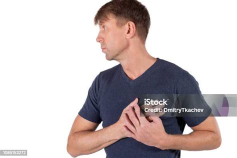 맨 손으로 그의 가슴을 잡고 심장 마비 또는 고통 스러운 경련 흰색 바탕에 고통 스러운 표정으로 가슴을 누르면 심한 비 탄 T 셔츠에 대한 스톡 사진 및 기타 이미지