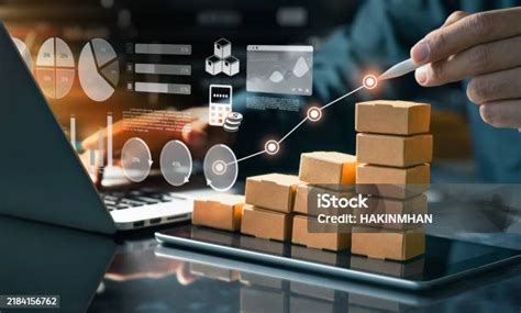 고객 관계 관리 시스템 및 전사적 자원 관리를 통한 비즈니스 온라인 마케팅 및 제품 개발 개념 전략적 계획 및 데이터 분석 전자 상거래에 대한 스톡 사진 및 기타 이미지