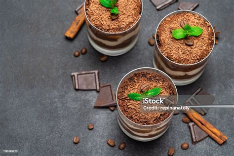 어두운 콘크리트 배경에 유리 컵과 초콜릿 조각에 고전적인 티라미수 디저트 0명에 대한 스톡 사진 및 기타 이미지 0명 계피 도마 요리 도구 Istock