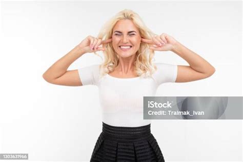 흰색 탱크 탑에 금발 여자는 그녀의 눈을 감고 흰색 깨끗한 배경에 소음으로 인해 그녀의 귀를 감고 25 29세에 대한 스톡 사진 및 기타 이미지 Istock