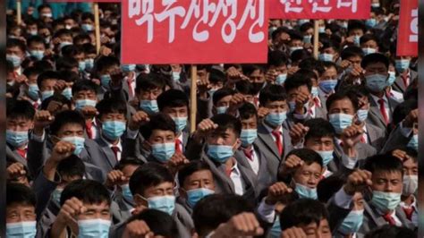 ផ្ទុយ ពី ព្យុហយាត្រា យោធា ពលរដ្ឋ កូរ៉េ ខាង ជើ ង សុទ្ធតែ ពាក់ ម៉ាស ពេល ប្រមូល ផ្ដុំ គ្នា ធំ មួយ