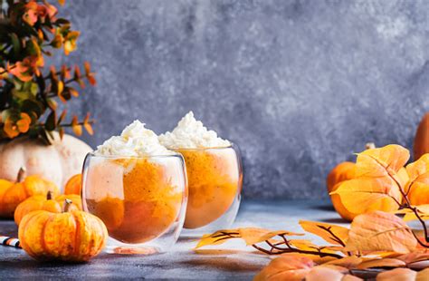 호박 향신료 라떼 또는 회색 테이블에 이중 유리 컵에 커피 축제 오렌지 테이블 설정에서 가을 또는 겨울 뜨거운 음료 0명에 대한 스톡 사진 및 기타 이미지 Istock