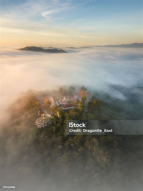아침에 안개의 바다와 함께 아침에 공중 보기 와트 프라에 상징적 인 서있는 부처님 그 카오 노이 일출 동안 태국 북부 난 지방에서 가장 관광 명소 중 하나 공중 뷰에 대한