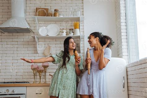 Dos Chicas De Diferentes Razas Divirti Ndose En La Cocina Foto De Stock En Vecteezy
