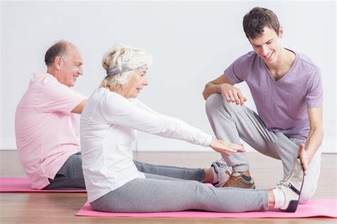 健身的老人和教练图片 健身锻炼的老人和教练素材 高清图片 摄影照片 寻图免费打包下载