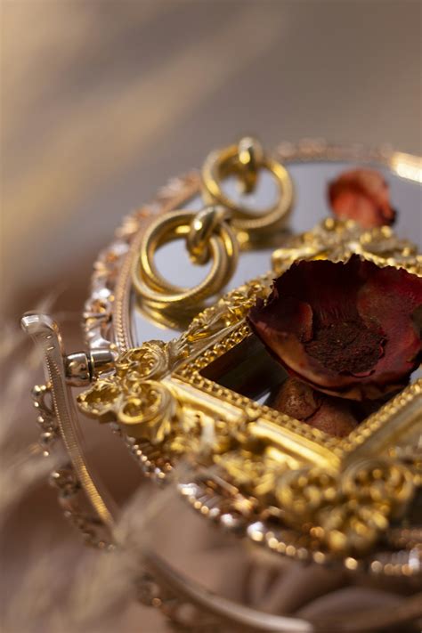 금색과 빨간색 하트 모양의 액세서리 사진 Unsplash의 무료 금 이미지