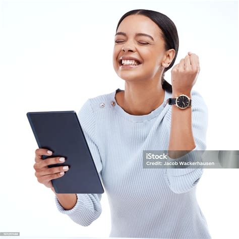 주먹 펌프 축하 태블릿 우승자 및 행복한 여성은 승리 소식 승리 업적 또는 이익 성공을 축하합니다 건배 보너스 급여 발표 흰색 배경에 흥분한 스튜디오 사람 25 29세에