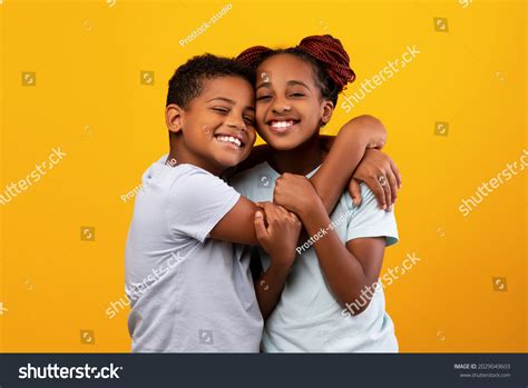 Hermano Mayor Y Hermana Abrazándose