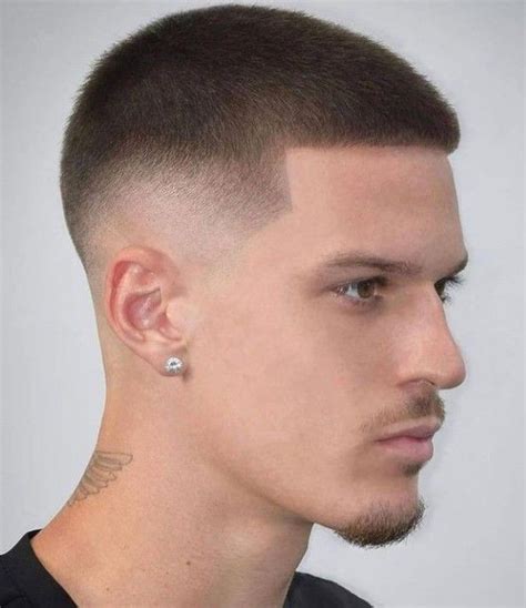 15 Rekomendasi Cukuran Botak Keren Pria Agar Makin Macho