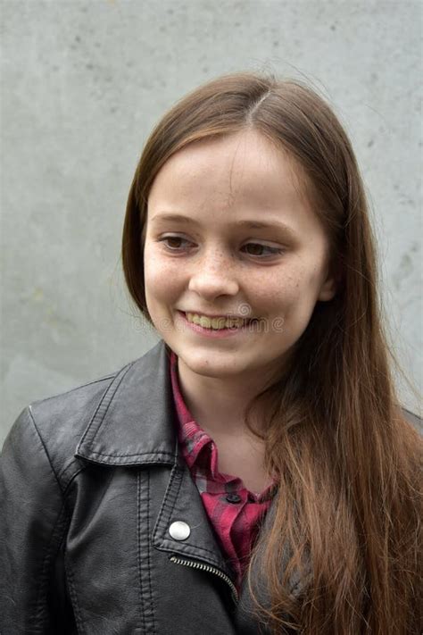 Девочка подросток с длинными коричневыми волосами Стоковое Фото изображение насчитывающей
