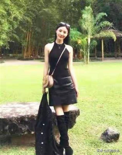 58岁侯勇抱2岁儿子现身，对三婚妻子很宠溺，一身奢侈品好美 潘雨辰 王瑞 孩子