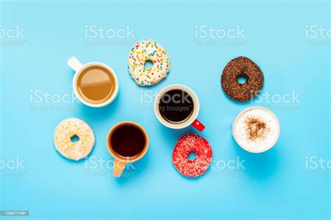 파란색 배경에 뜨거운 음료와 맛있는 도넛과 컵 과자 빵집 패스트리 커피 숍 친구 친절한 팀의 개념 플랫 레이 상단 보기 0명에
