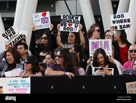 Twilight Fans Film Fans At World Premiere The Twilight Saga Breaking