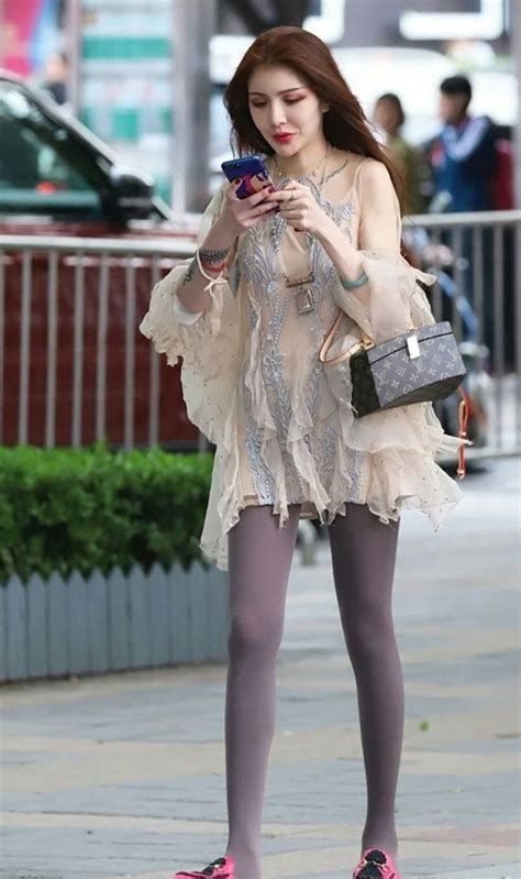时尚街拍灰色丝袜紧身健美裤最后一位美女的上衣让人脸红 健美裤 丝袜 紧身 新浪新闻
