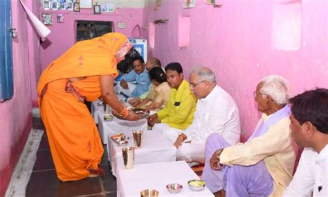 मुख्यमंत्री भूपेश बघेल ने कडार निवासी किसान ढेलुराम साहू के घर