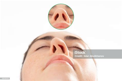 플라스틱 코 수술 흰색 배경 하단보기에 고립 된 백인 여성의 얼굴 수술 전후코의 모양을 비교합니다 코성형술의 개념 코에 대한 스톡 사진 및 기타 이미지 Istock