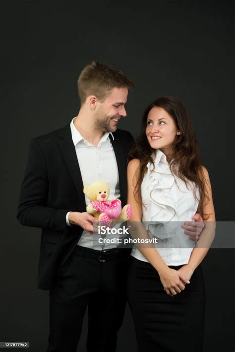 행복을 느낀다 사랑으로 선물합니다 로맨틱 한 데이트에 커플 장난감 곰과 정장 커플 공동 사업 남녀 기업 복장 사랑에 부부는 발렌타인 데이를 축하합니다 사랑과 로맨스 2명에