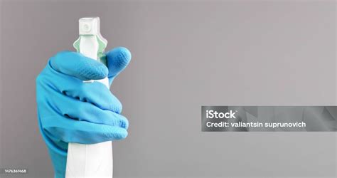 파란색 장갑 청소 스프레이 플라스틱 병 들기 세제로 분무기 복사 공간이 있는 배너 배경 시점에 대한 스톡 사진 및 기타 이미지