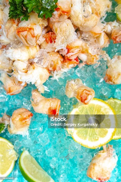 게 고기와 신체 부위 촉수 무릎 큐브 얼음에 푸른 해양 배경 레몬과 라임 의 조각은 녹색 빛 상단 측면보기 주위에 주위에 둥근 슬라이스 갈고리 발톱에 대한 스톡 사진 및