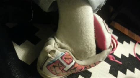 鞋玩弄脏袜子 Xhamster